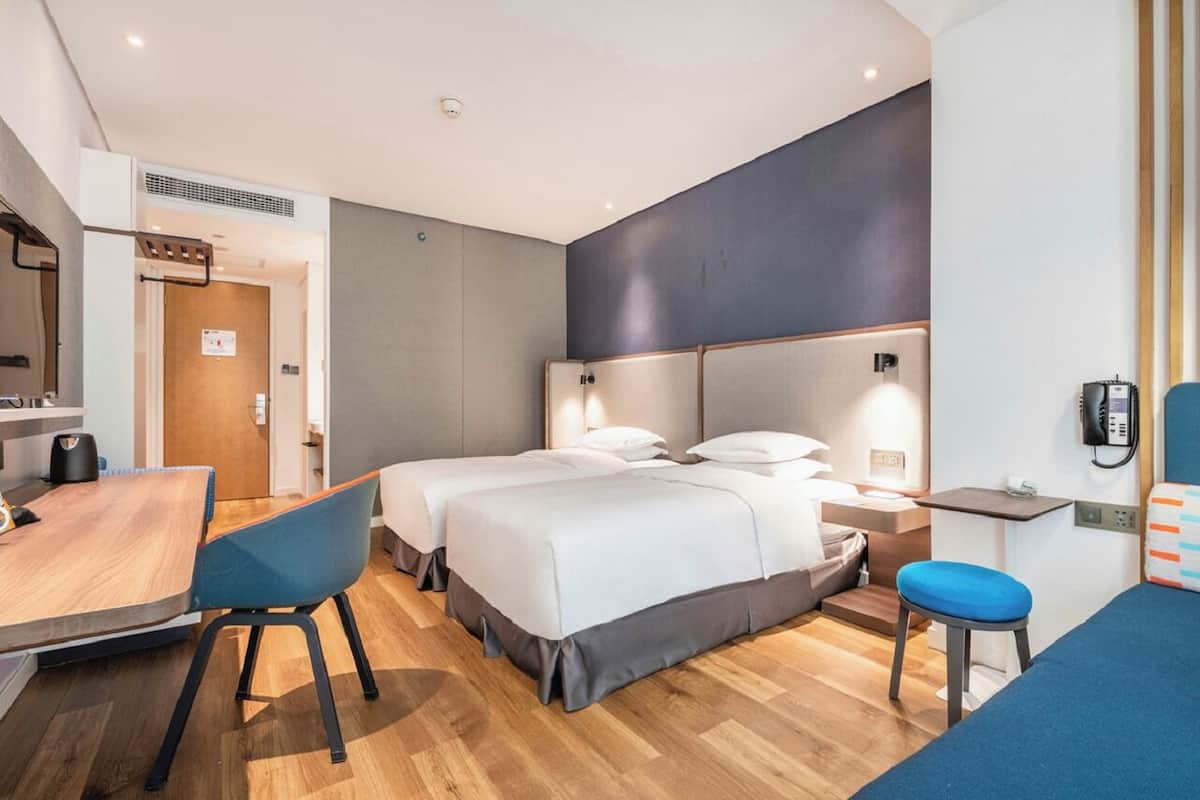 Quarto (Specialty) | Cofre no quarto, Wi-fi grátis, roupa de cama fornecida
