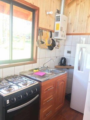 Cabana de Madeira Tradicional, casa de banho privativa (2 people) | Cozinha privada | Um frigorífico/congelador grande, um micro-ondas, um forno 