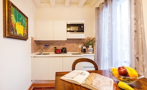 Minifrigorífico, um micro-ondas, uma placa de cozinha 