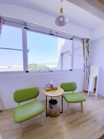 Quarto Quádruplo Familiar, 1 quarto, não fumadores, vista para a montanha | Sala de estar | Televisor de ecrã plano de 42 polegadas com canais digitais, televisor 