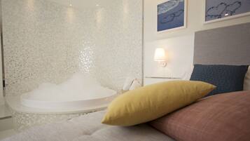 Deluxe Double with Bath | Roupa de alta qualidade, edredões de penas, minibar, cofre no quarto