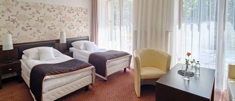 Quarto Duplo Deluxe | Secretária, ferro/tábua de engomar, berços/camas para crianças