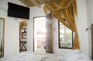 Quarto Superior, 1 cama king-size e sofá-cama, varanda, junto à piscina | 1 quarto, cortinas/cortinados opacos, Wi-fi grátis