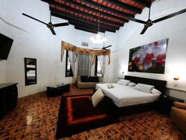 Quarto Lua de Mel, 1 cama king-size e sofá-cama, banheira de hidromassagem grande, no rés do chão | 1 quarto, cortinas/cortinados opacos, Wi-fi grátis 