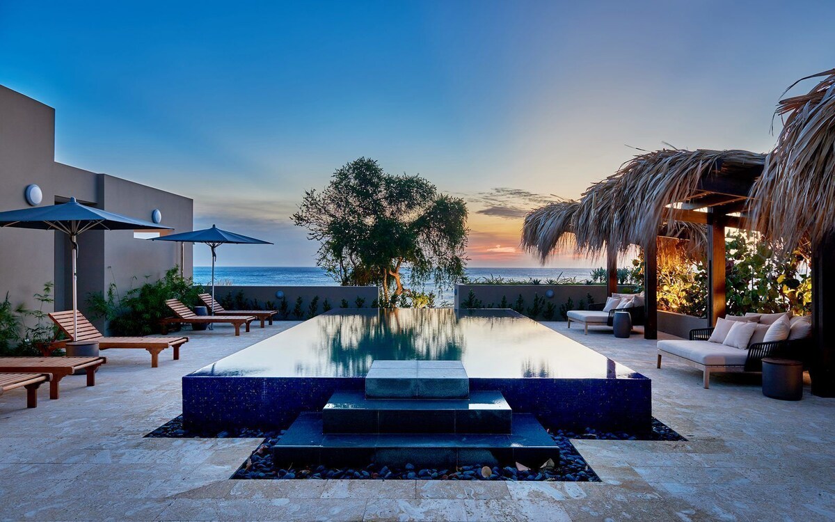 Moderne Villa am Rand einer Klippe mit spektakulärem Blick auf das ...