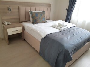 Quarto Duplo Standard | Minibar com produtos grátis, secretária 