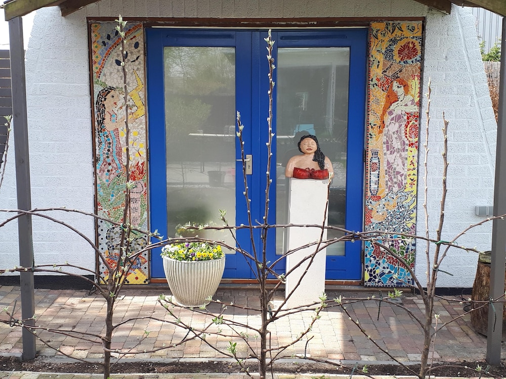 Our B & B Is Located In The Back Of Our Garden In A Separate Garden House - Heiloo