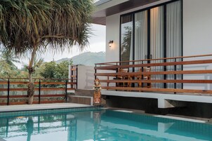 Quarto Deluxe, varanda | 1 quarto, minibar, secretária, Wi-fi grátis 