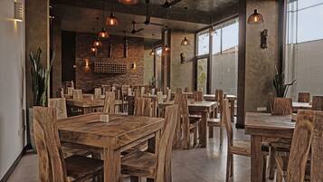 2 restaurantes, café da manhã, culinária internacional