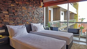 Quarto Duplo ou Twin Deluxe, varanda, Vista para a cidade | Cofre no quarto, secretária, quartos insonorizados