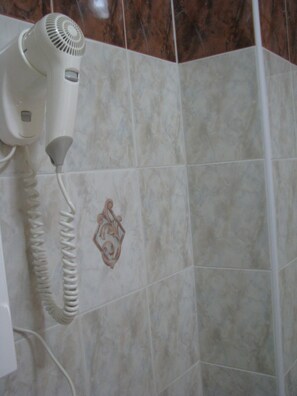 Secador de cabelo, bidê, toalhas de banho 