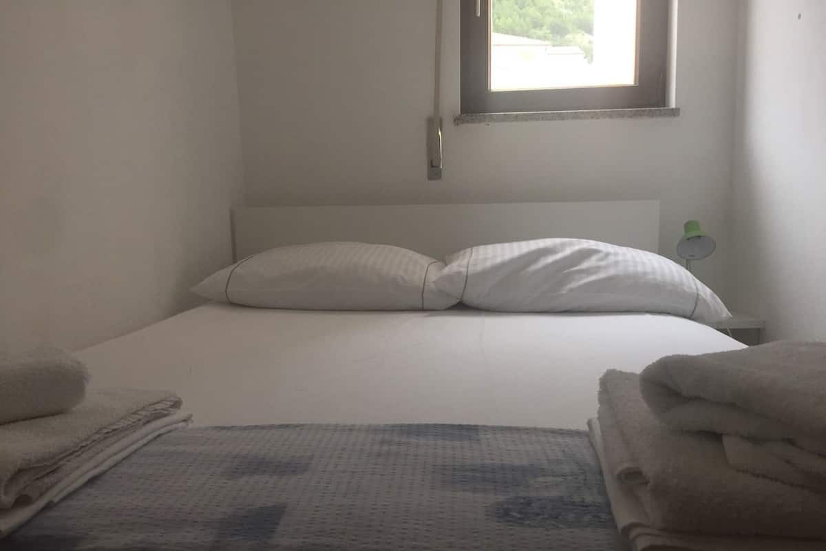 Apartamento, 2 quartos, varanda, vista parcial para o mar (Ground floor) | 1 quarto, secretária, ferro/tábua de engomar