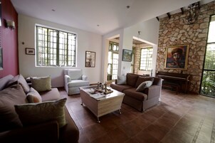 Área de estar no saguão