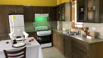 Quarto grand, 1 quarto, banheira, vista para a piscina | Cozinha privada | Fogão, cooktop, cafeteira/chaleira, cozinha com ilha