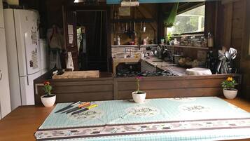 Geladeira, talheres/pratos/utensílios de cozinha