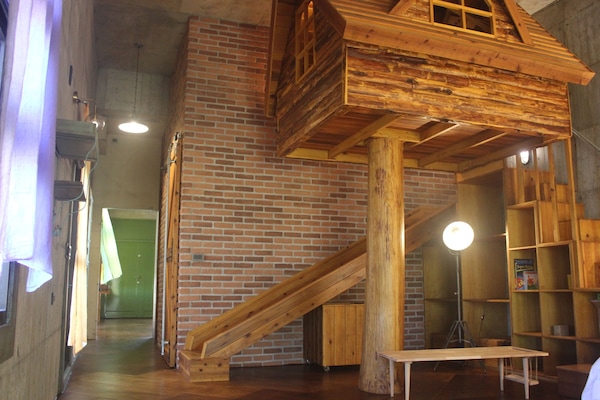 Casa Familiar, 2 camas de casal, vista para o pátio | Com decoração personalizada, com mobília individualizada, secretária