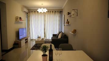 Quarto Clássico, 2 quartos | Sala de estar | TV de ecrã plano