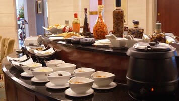 Pequeno-almoço tipo buffet diário mediante uma taxa