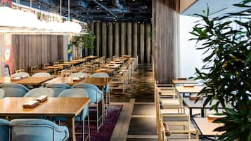 Pequenos-almoços e almoços servidos, incluindo cozinha mediterrânica