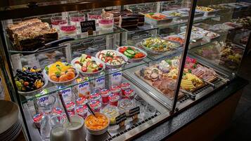 Pequeno-almoço tipo buffet diário (14 EUR por pessoa)