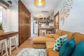 Apartamento Tradicional em Condomínio Fechado, 2 quartos, acesso à piscina, junto à praia (8) | Sala de estar | Televisor de ecrã plano de 40 polegadas com canais por cabo, televisor