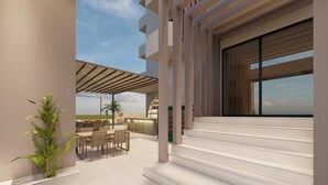 Uma área de pátio moderna ao ar livre, com mesa e cadeiras, um bar e uma escadaria que leva a um andar superior.