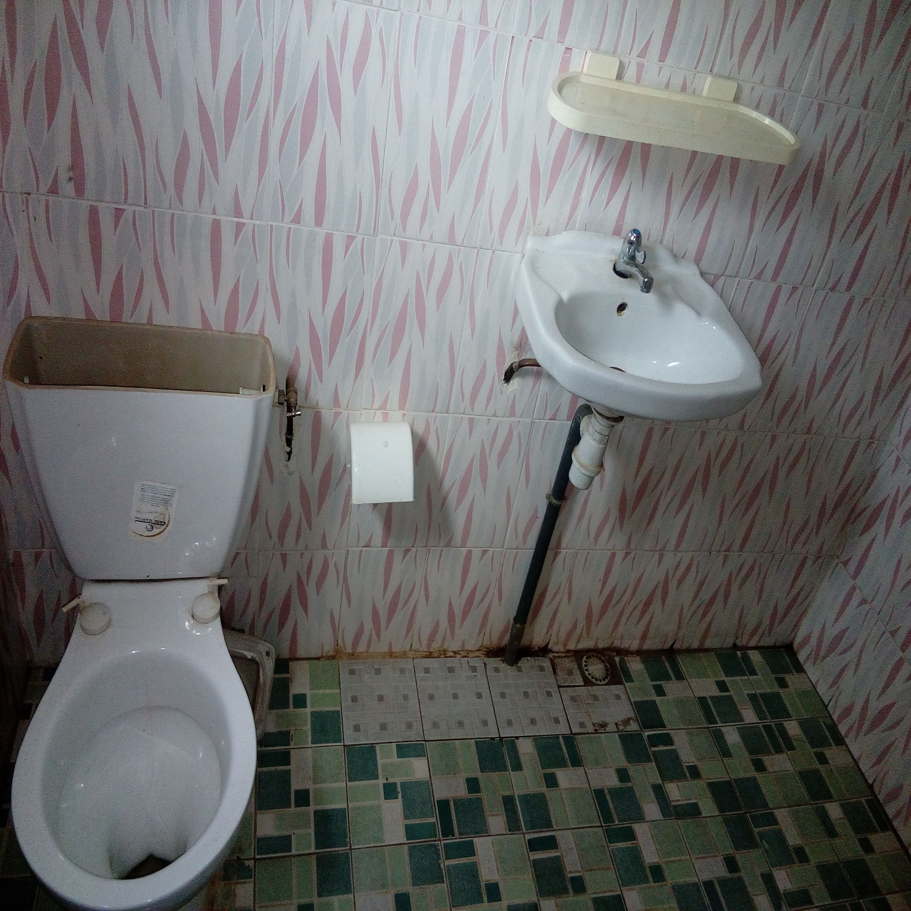 Quarto casal standard | Banheiro | Chuveiro, chuveiro com efeito de chuva, produtos de toalete grátis 