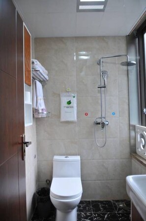 Chuveiro, produtos de toalete grátis, secador de cabelo, chinelos