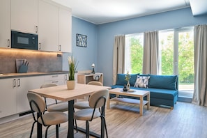 Apartamento Deluxe | Secretária, secretária adequada para computadores portáteis 