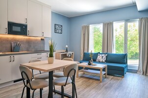 Apartamento Deluxe | Secretária, secretária adequada para computadores portáteis 