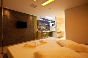 Quarto casal luxo, 1 quarto | Frigobar, individualmente decorados, cortinas blackout