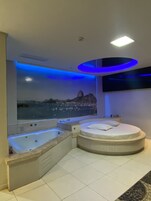 Quarto casal superluxo, 1 quarto, banheira de imersão | Frigobar, individualmente decorados, cortinas blackout