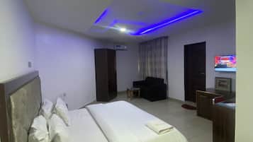 Quarto Standard | Secretária, roupa de cama fornecida