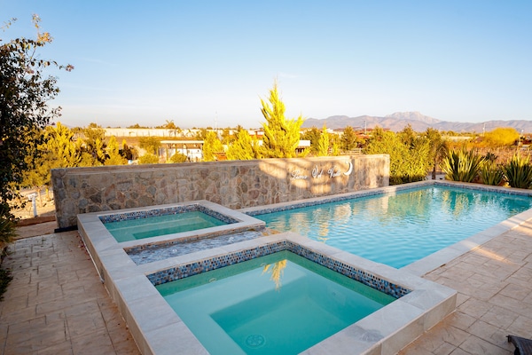 Piscina exterior, guarda-sóis, espreguiçadeiras
