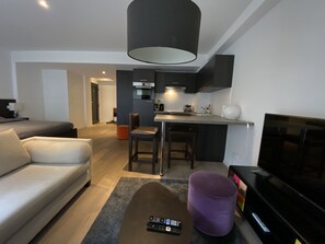 Apartamento, suíte (Flat Moliere) | Sala de estar | TV de tela plana