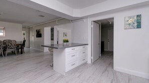 Casa, 6 quartos | Cozinha privada | Geladeira grande, micro-ondas, fogão, cooktop