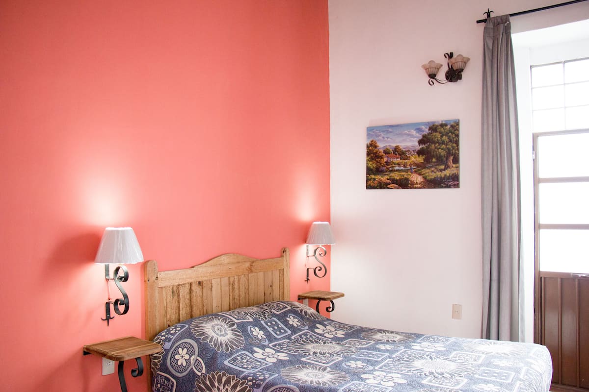 Quarto casal econômico, 1 cama de casal | Individualmente mobiliados, escrivaninha