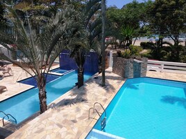 2 piscinas externas, funciona das 9h às 20h, guarda-sóis