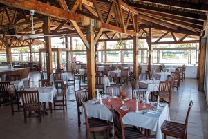 2 restaurantes: servem pequenos-almoços, almoços e jantares