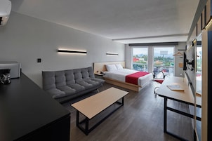 Suite, 1 cama king-size e sofá-cama | Secretária, cortinas/cortinados opacos, ferro/tábua de engomar 