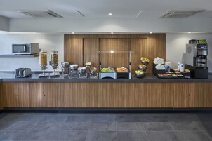 Café da manhã completo grátis todos os dias