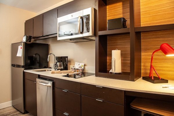 Um frigorífico, um micro-ondas, um forno, uma placa de cozinha