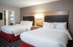 Escrivaninha, cortinas blackout, ferros/tábuas de passar roupa