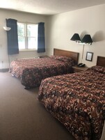 Quarto Básico, 2 camas de casal, não fumadores | Wi-fi grátis, roupa de cama fornecida 