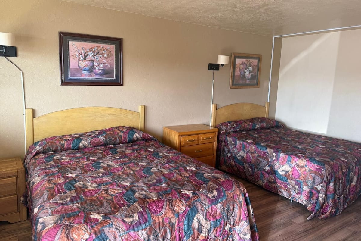 Quarto, várias camas, cozinha americana (Unit) | Wi-Fi de cortesia, individualmente mobiliados, roupa de cama
