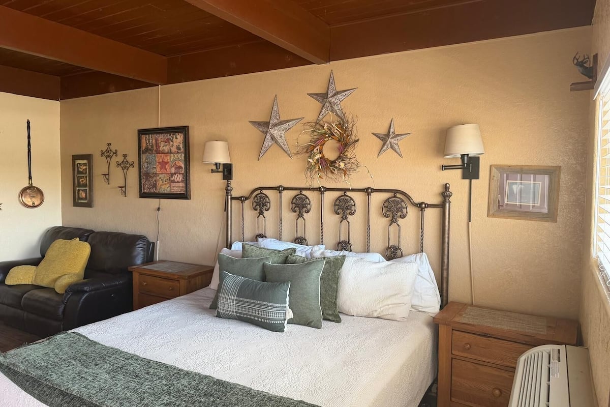 Quarto, 1 cama King, para não fumantes, cozinha americana (Unit with Couch) | Wi-Fi de cortesia, individualmente mobiliados, roupa de cama