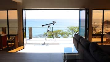 Cobertura lua de mel, 1 cama King e sofá-cama, vista para o oceano, de frente para o mar | Vista para praia/oceano