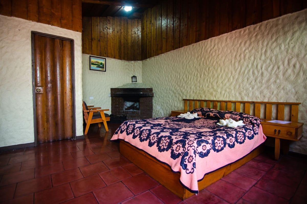 Quarto casal panorâmico de uso individual, 1 quarto, lareira, vista para o mar | Individualmente mobiliados, Wi-Fi de cortesia, roupa de cama