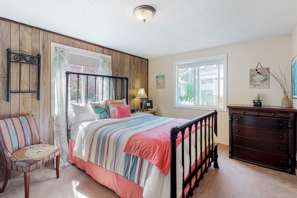 Coastal House With Decks, Grill, Firepit, & Modern Kitchen - 1/2 Mile To Beach - Florence, OR