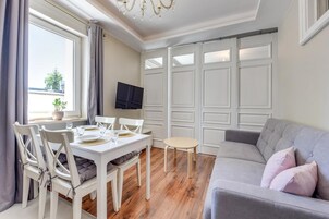 Suíte estúdio econômica, vista para o pátio | Sala de estar | TV de tela plana